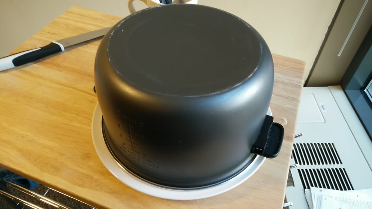How to Bake a Sponge Cake in a Rice Cooker in a Dorm