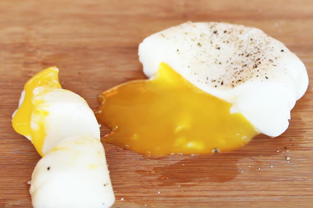 how to cook poached eggs in plastic wrap