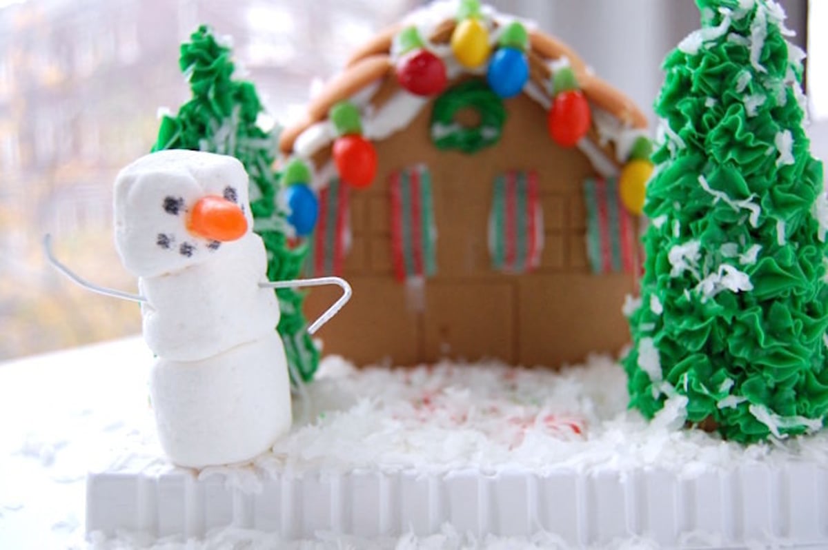 How to Decorate the Ultimate Gingerbread House in 6 Steps