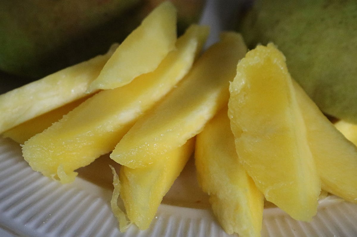 How to Peel a Mango in Seconds Without Wasting It