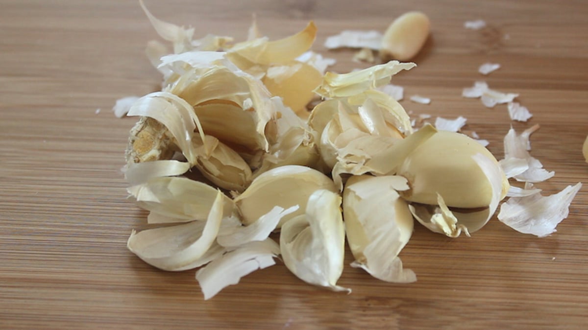 How to Easily Peel Garlic in Seconds