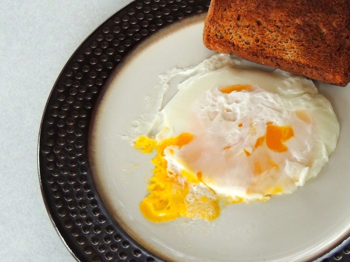 how to fry an egg using microwave