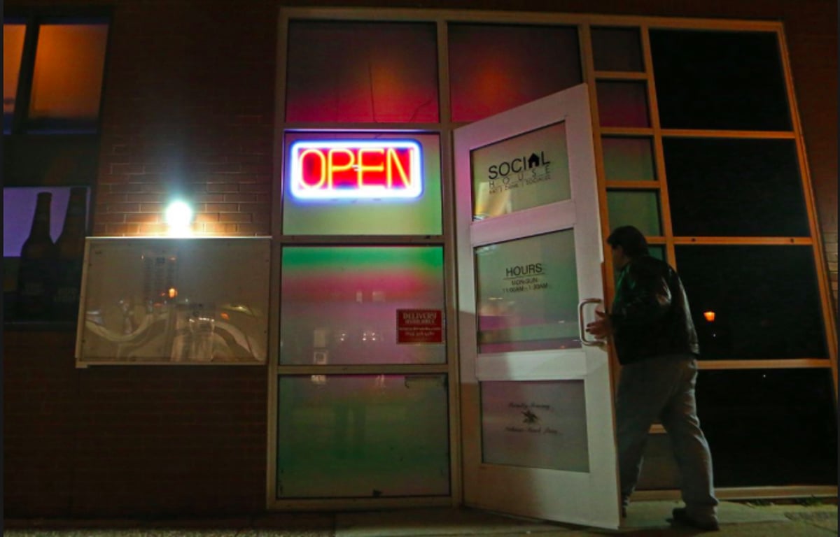 What You Need to Know About the Topless Bar on the Loop