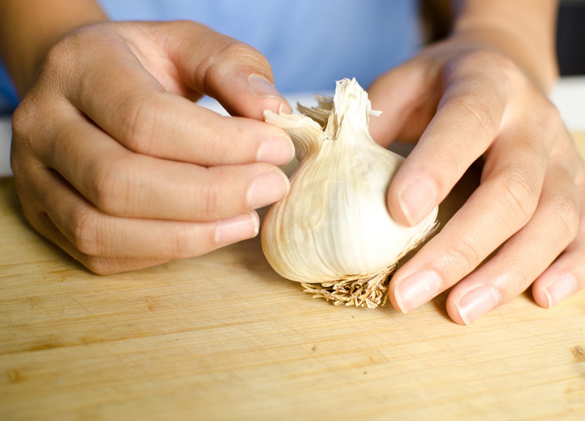 The 10 Best Ways To Get Rid of "Garlic Hands"