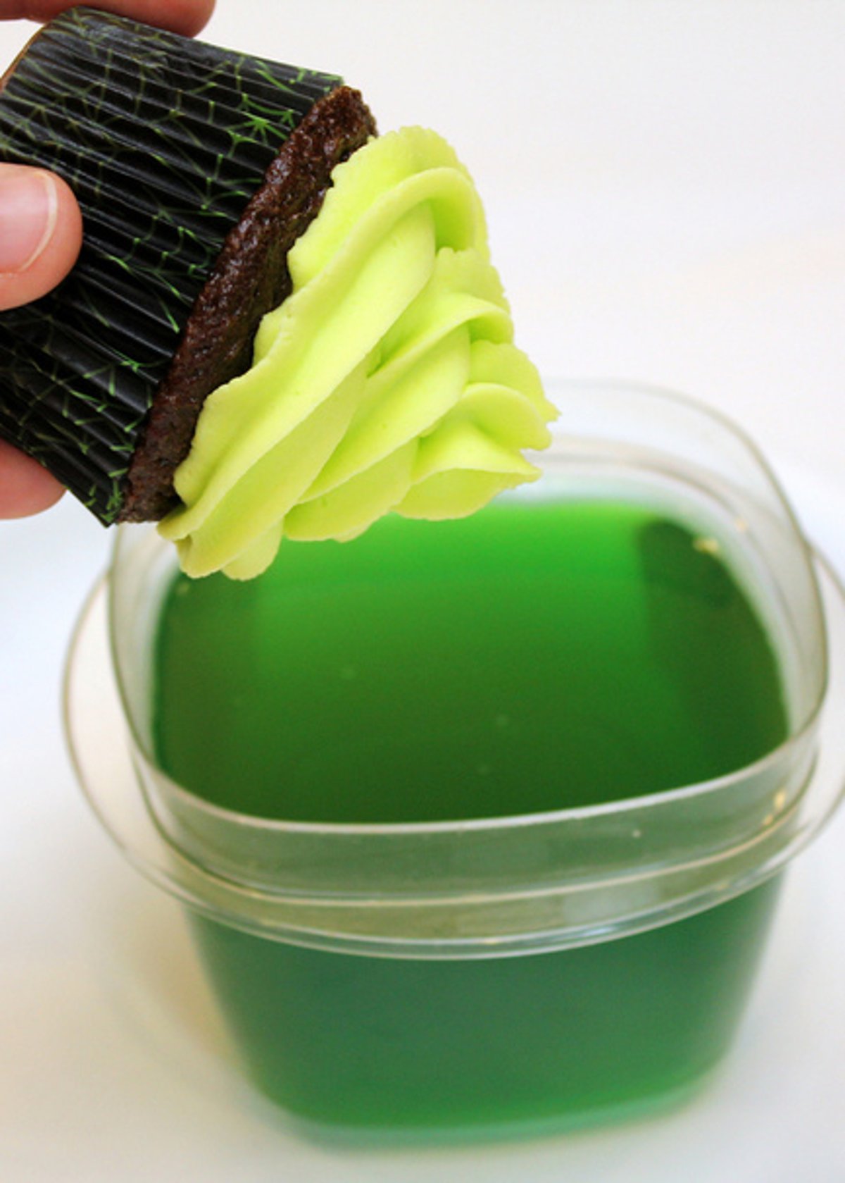 This Florescent Cake Frosting Actually Glows in The Dark