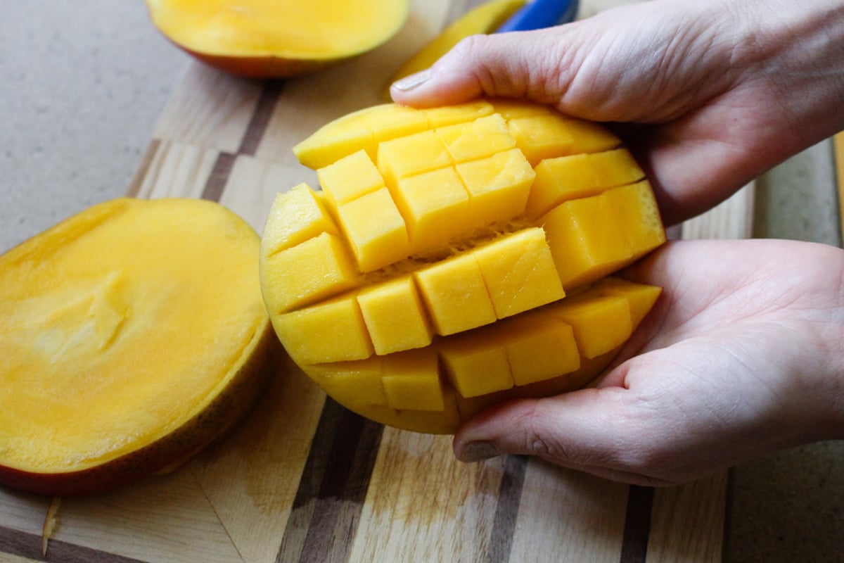 How to Tell if a Mango Is Ripe or Not