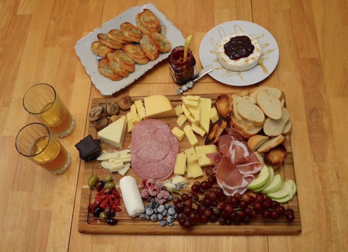 How to Make an Inexpensive Cheese Plate to Impress Your Friends