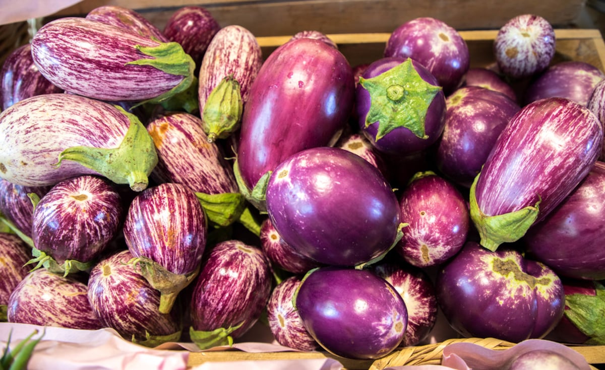 10 Brutally Awkward Foods to Eat in Front of Anyone