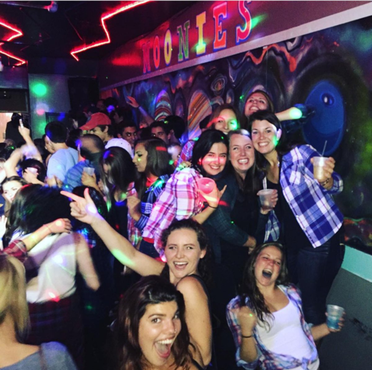 The 6 Worst Things You Can Do At Moonies Told By Student Bartenders