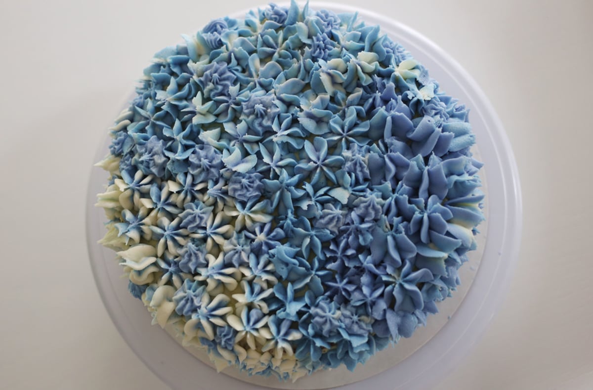 How to Make and Decorate a Hydrangea Cake