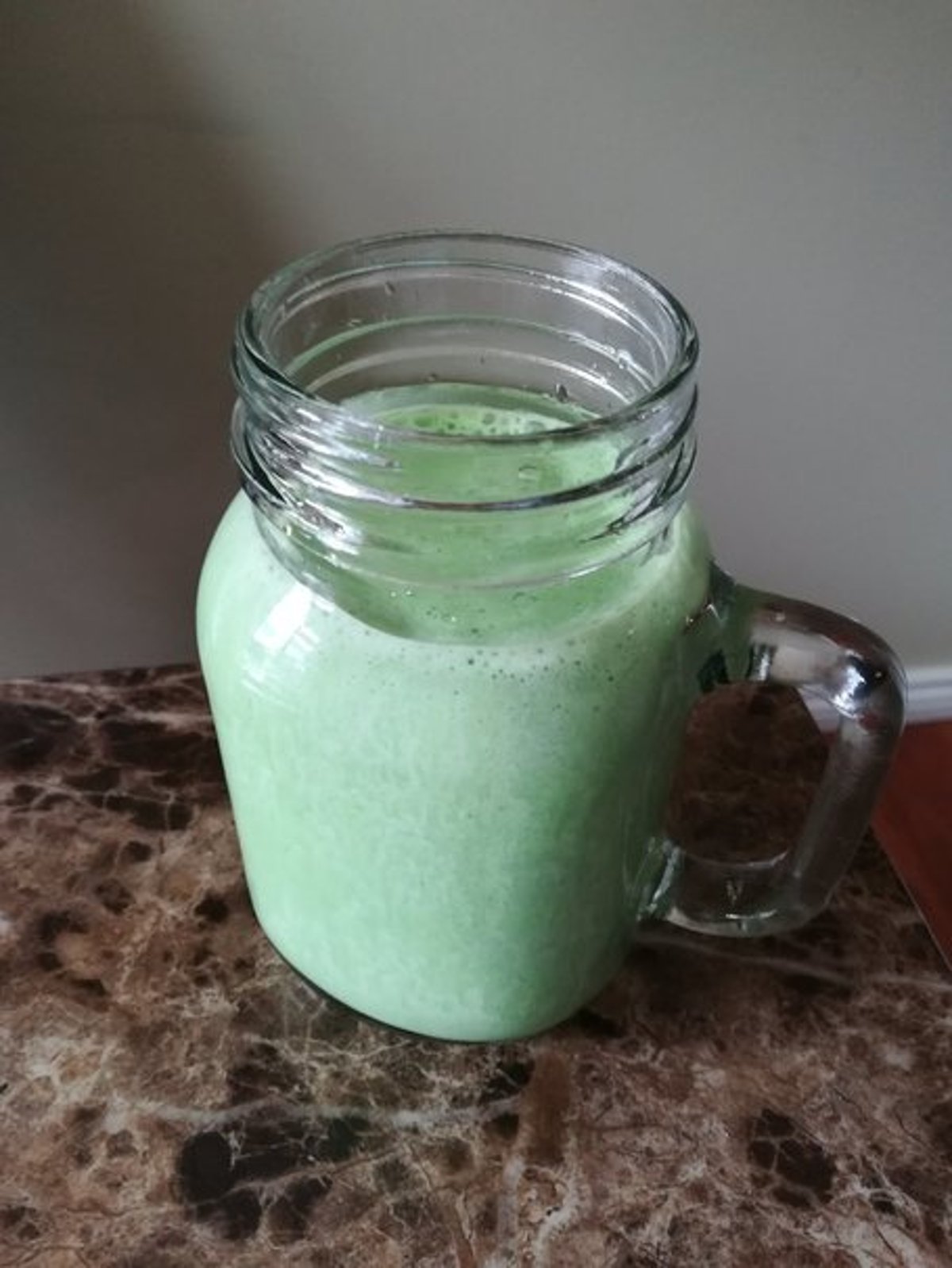 How to Make a Healthy Shamrock Shake (5 Minute Recipe)