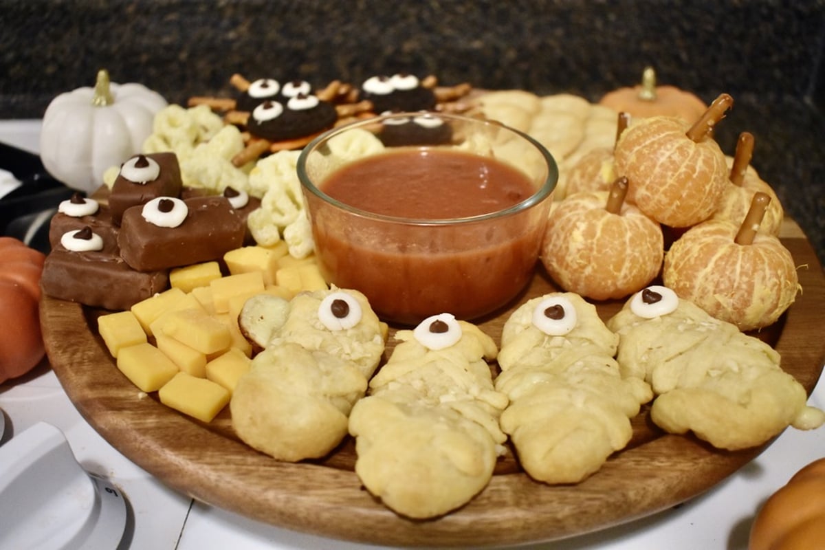 How to Make a Spooky Halloween Board